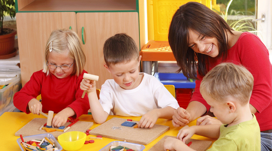 Salaire ATSEM 2026 : grilles, primes et évolution complète